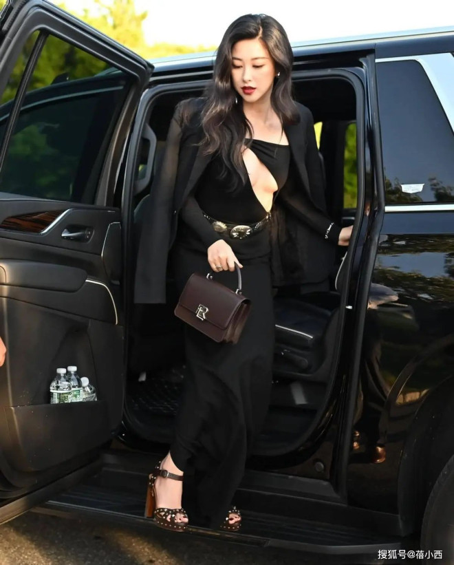 朱珠才是成熟大蜜桃！穿在国外穿镂空小黑裙，这么性感谁顶得住？ -6parkbbs.com
