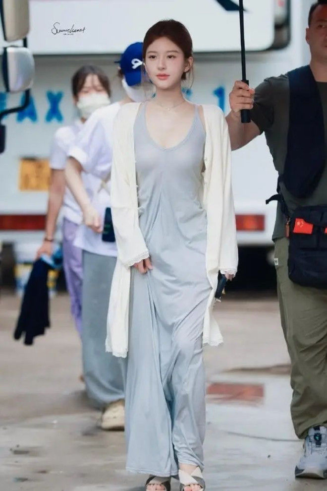 赵露思又双叒叕穿睡衣出门了！很好看松弛感拉满，可一般人买不起 -6parkbbs.com